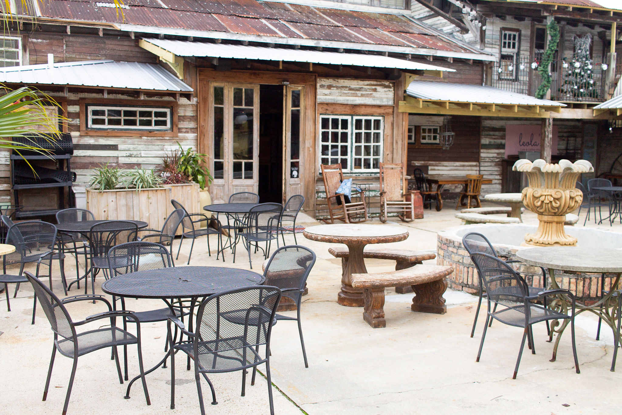 New restaurants in Baton Rouge with outdoor patios and seating areas