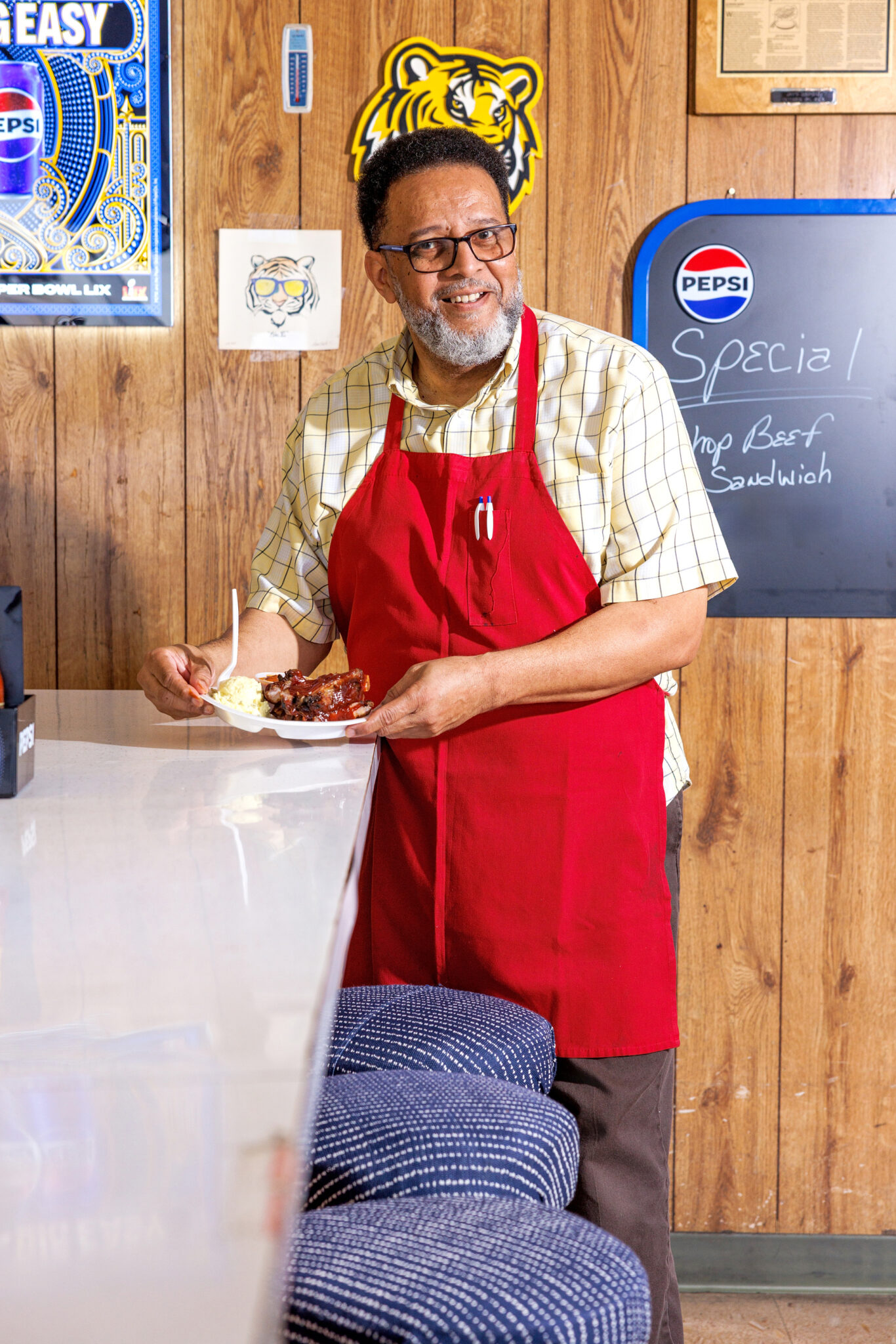 Digging into the shared history at Jay's Bar-B-Q's Baton Rouge ...